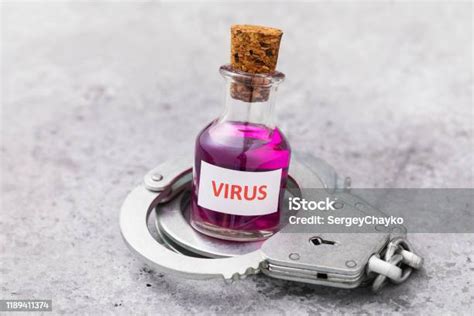 테이블에 바이러스와 수갑병 독성 물질의 불법 제조에 대한 처벌 0명에 대한 스톡 사진 및 기타 이미지 0명 건강관리와 의술