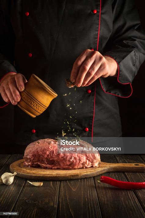 생고기로 맛있는 국가 요리 요리 레스토랑이나 호텔을위한 고기 스테이크 조리법 요리사는 마른 향신료를 추가합니다 건강한 생활방식에 대한 스톡 사진 및 기타 이미지 Istock