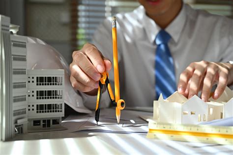 건축가 또는 엔지니어 남성이 건축 계획에서 드로잉 나침반을 사용하여 작업장의 책상에서 작업하는 클로즈업 이미지 건설 산업에 대한 스톡 사진 및 기타 이미지 Istock