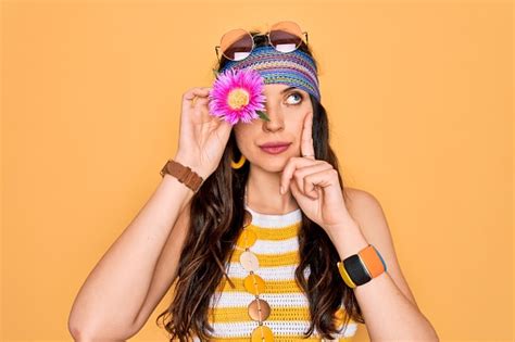 젊은 아름다운 히피 여자 와 파란 눈 선글라스를 들고 분홍색 꽃을 들고 눈 심각한 얼굴 생각 질문 매우 혼란 스러운 생각 개념에 대한 스톡 사진 및 기타 이미지 Istock