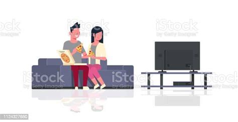 행복 한 커플 휴가 소파에 앉아 Tv를 보고 피자 남자 여자를 먹는 휴식 개념 남성 여성 만화 캐릭터 전체 길이 평면 수평 분리 먹기에 대한 스톡 벡터 아트 및 기타 이미지
