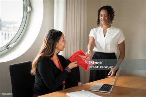 사지 차이를 가진 젊은 흑인 여성 사무실에서 동료와 함께 작업 20 24세에 대한 스톡 사진 및 기타 이미지 20 24세 30 39세 거실 Istock