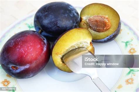 전체 및 절반 익은 자연 매 실 중간에 숟가락으로 티 테이블에 과일 0명에 대한 스톡 사진 및 기타 이미지 0명 개체 그룹 건강한 생활방식 Istock