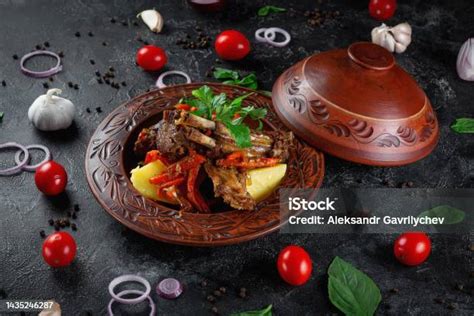 전통적인 카자흐스탄 요리 Kuirdak 부산물의 향기로운 로스트 항아리에 양파와 야채를 듬뿍 넣은 양고기 건강한 식생활에 대한 스톡 사진 및 기타 이미지 Istock