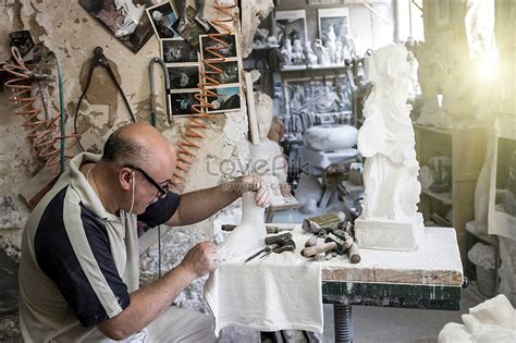 스튜디오에서 일하는 수석 조각가 사진 무료 다운로드 Lovepik