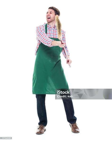 전체 길이 1 인 정면 보기 2029 세 성인 잘 생긴 젊은 남자 남성 앞 흰색 배경 착용 깅감 청바지 앞치마 심각 하 고 싸우는 자세 싸움 펀치에 주먹을 보여주는 20