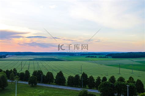 清晰的绿色和蓝色自然中的彩色风景照片。高清摄影大图 千库网