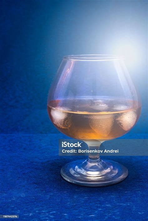 얼음 조각을 유리에 넣은 위스키 파란색 배경에 유리 잔 복사 공간 위스키에 대한 스톡 사진 및 기타 이미지 위스키 파란색