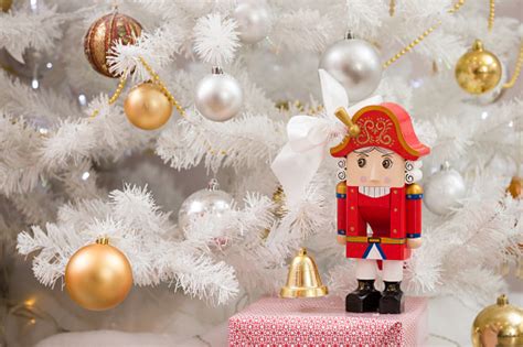 호두 까 기 인형 장난감 크리스마스 볼 나무 아래 서 새 해입니다 크리스마스 트리 분기입니다 휴가 시즌 호두 까는 기구에 대한 스톡 사진 및 기타 이미지 Istock