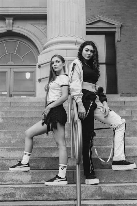 거리 스타일 건물 건축의 계단 기둥 눈맞춤 다이나믹한 대담한 도시 패션 도시의 듀오 딜랜드 모델링 미국 밴 스 니 커 즈 벽돌 건물 북미 블랙