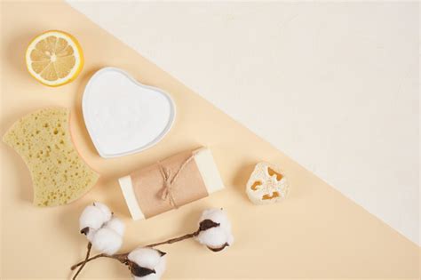 환경 친화적 인 청소 및 바디 케어 키트 레몬 비누 소다 Loofah 스폰지 및 베이지 색 배경에 면화 꽃 제로 폐기물 라이프 스타일 개념 0에 대한 스톡 사진 및 기타