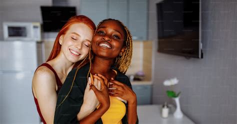 쾌활한 아프리카와 유럽 레즈비언 여성들이 침대에 누워 있다 사진 Unsplash의 사진술 이미지