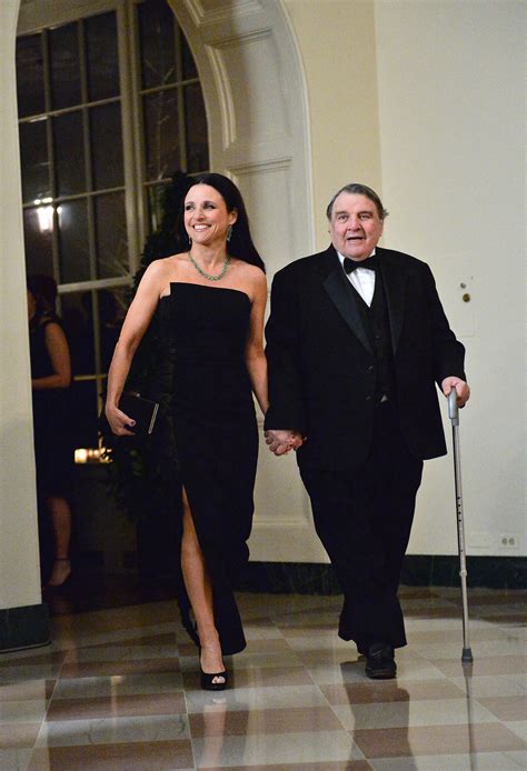 Julia Louis Dreyfus Father Tv Star Julia Louis Dreyfus Honors Late