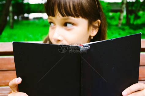 美丽而快乐的年轻学生女孩坐在长椅上高清图片下载 正版图片503711089 摄图网