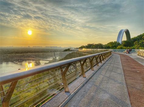 Скляний пішохідний міст в Києві історія будівництва та цікаві факти