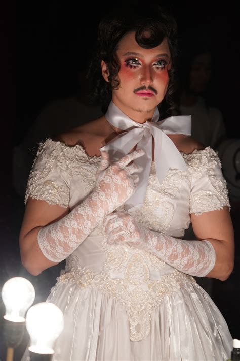 Улсын Драмын Эрдмийн Театр УДЭТ ын студи ангийн жүжигчин Б Хүслэн Facebook