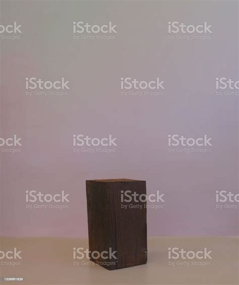 갈색 나무 직사각형 상자는 모형 전면 보기를위한 컬러 파스텔 배경에 화장품 및 상품을 위한 트렌디한 제품 스탠드 디스플레이