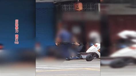 新店驚傳隨機砍人 男無端遭追砍當街與嫌扭打