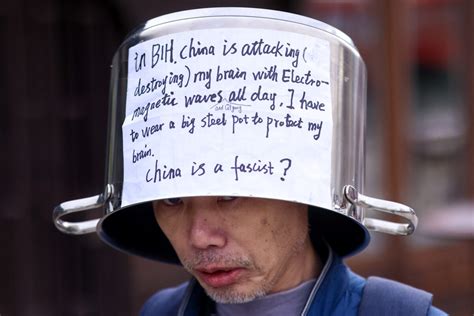 Kinez šetao S Loncem Na Glavi Sarajevom Evo što Je Na Njemu Pisalo