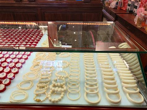 អាជីវកម្ម គ្រឿង ចម្លាក់ ពី ភ្លុក ដំរី កុយរមាស និង រូបភាព ផ្សេងៗ ពាក់ព័ន្ធ សត្វព្រៃ គឺ ខុសច្បាប់