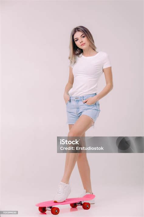 분홍색 스케이트 보드와 흰색 T 셔츠에 아름 다운 여자 T 셔츠에 대한 스톡 사진 및 기타 이미지 T 셔츠 귀여운 금발 머리 Istock