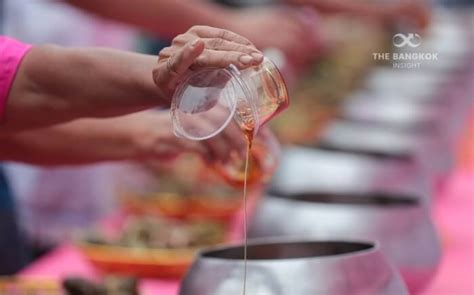 ประมวลภาพแรงศรัทธา ตักบาตรน้ำผึ้ง สืบสานประเพณี ชาวไทยเชื้อสายมอญ