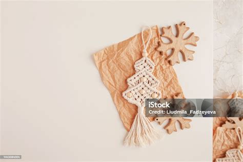 크리스마스 트리 마크라메 장난감 공예 패퍼 흰색 배경입니다 천연 소재 면사 나무 구슬 및 막대기 에코 장식 장식품 수제 장식