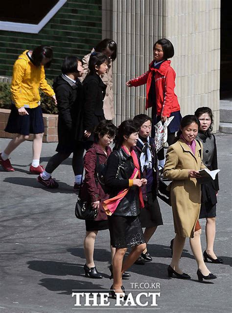 Tf포토 세련된 옷 차림에 휴대폰 통화평양의 4월 포토 기사 더팩트