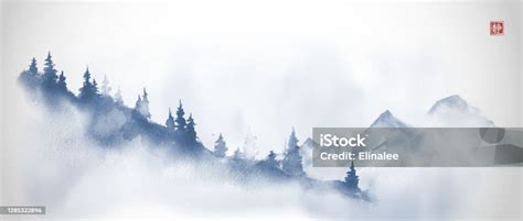 안개와 멀리 산에 소나무와 푸른 산 경사 전통적인 동양 잉크 페인팅 스미e Usin 빈티지 스타일의 고화 상형 문자의 번역 침묵