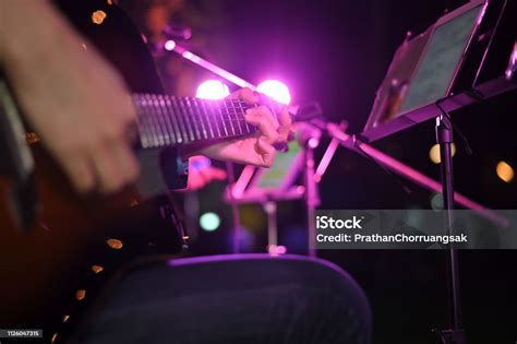 근접 촬영 기타리스트 재생 합니다 어쿠스틱 기타를 연주하는 남자 콘서트에 대한 스톡 사진 및 기타 이미지 콘서트 Performing Arts Event 가수 Istock