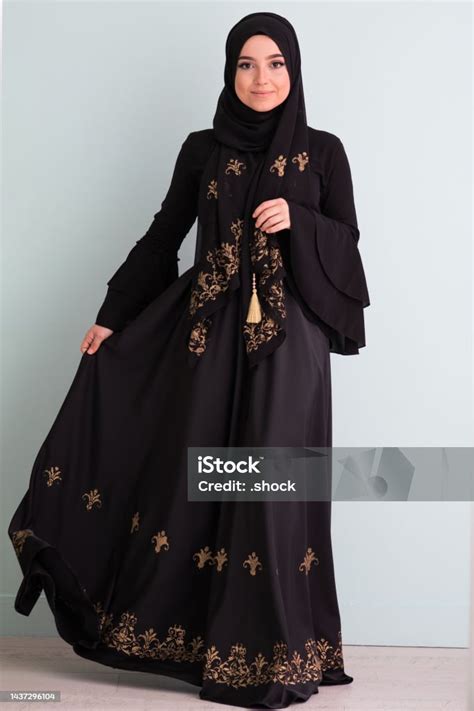 현대 이슬람과 라마단 카림의 개념을 나타내는 현대 청록색 배경에 고립된 히잡을 쓴 멋진 드레스를 입은 아름다운 무슬림 여성 18