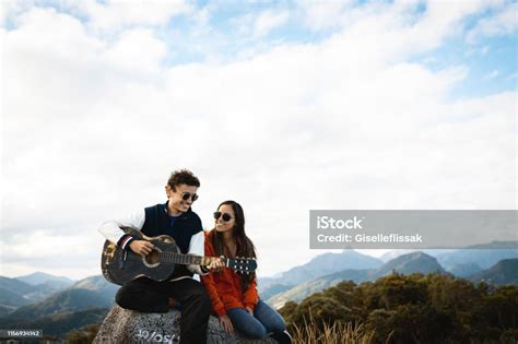 국립 공원 세라 도스 오르가오스 리우데자네이루 페트로폴리스 브라질에서 기타를 연주하고 산 꼭대기에서 즐거운 시간을 보내는 커플
