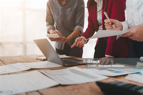 사무실에서 재무 보고서 서류를 분석하기 위한 비즈니스 피플 회의 재정 고문 팀웍 및 회계 개념 3 명에 대한 스톡 사진 및 기타 이미지 Istock
