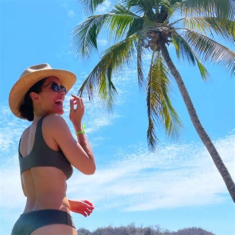 Minka Kellys Bikini Photos Are Gorgeous See The Actress Sexiest