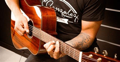 검은색 셔츠 공연 기술 기타 기술 기타 리사이틀 기타 목 기타 바디 기타 연주자 기타 치는 기타 튜닝 기타 헤드 기타 현 기타를 치는 손 기타리스트