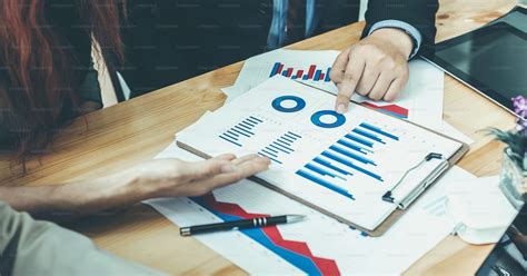 팀워크 프로세스 회의에서 문서와 아이디어를 논의하는 사무실에서 일하는 비즈니스 사람들 사진 Unsplash의 사업 이미지