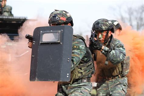 雷霆出击直击武警贵州总队贵阳支队反劫持训练现场