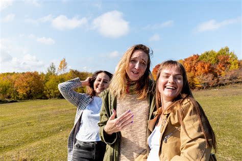 세 가지 다양한 여성 친구는 가을 숲에서 재미를 여성 우정의 개념 3 명에 대한 스톡 사진 및 기타 이미지 3 명 30 34세 3가지 개체 Istock
