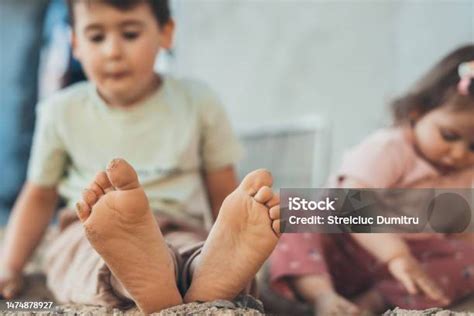 마당 마을에서 모래를 가지고 노는 백인 아이들 가족의 날과 어린 시절의 개념 행복한 라이프 스타일 작은 정원 18 23 개월에 대한 스톡 사진 및 기타 이미지 Istock