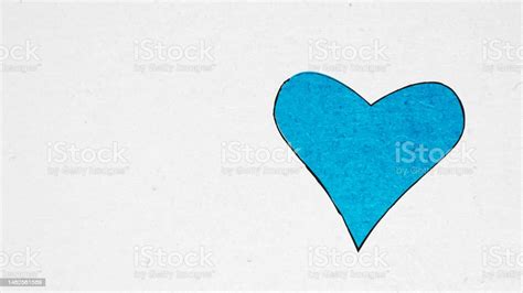 흰색 그런 지 종이 또는 판지 질감의 추상 흰색 벡터 배경의 오른쪽에 있는 하나의 큰 파란색 하트 모양 기호 또는 기호 0명에 대한 스톡 벡터 아트 및 기타 이미지 Istock
