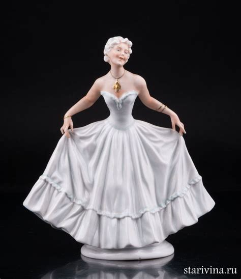 Фарфоровая статуэтка Девушка в длинном платье Unterweissbach Германия Магазин редкостей