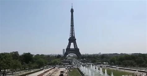 Гори Ајфеловата кула во тек е евакуација на посетителите Вечер 1963 Vecer Mk