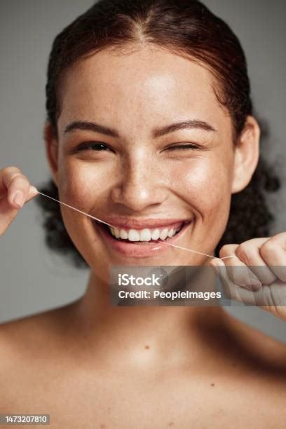 치아 치실 치실 및 구강 위생 건강 및 웰빙을 위해 스튜디오에서 미소를 짓는 여성의 초상화 자기 관리 건강 관리 및 건강한 입을