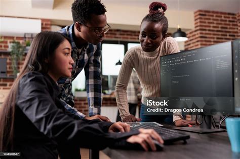 고도화된 방화벽 메커니즘을 개발하여 데이터베이스 시스템을 방어하는 다양한 윤리적 해킹 그룹 개발에 대한 스톡 사진 및 기타 이미지 Istock