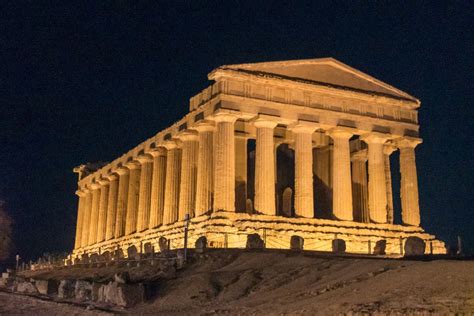 무료 이미지 아그 리젠 토 고대 로마 건축 로마 사원 경계표 고대 그리스 사원 건축물 고대 역사 고전 건축 역사적 장소 건물 밤 신전 기둥 이집트