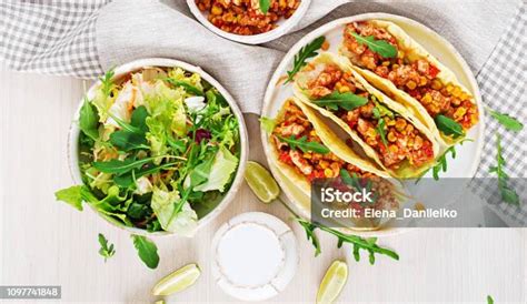 닭 고기 옥수수 토마토 소스와 함께 멕시코 타코 라틴 아메리카 요리입니다 타코 옥수수 랩입니다 최고의 볼 수 있습니다 평면 배치