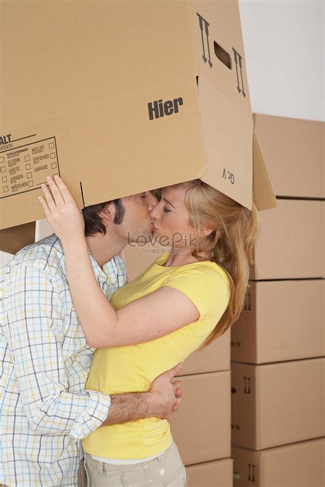 젊은 커플 포옹과 키스 사진 무료 다운로드 Lovepik