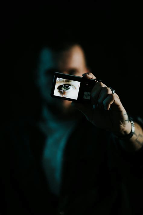 카메라로 자신의 사진을 찍는 남자 사진 Unsplash의 무료 실험적인 이미지