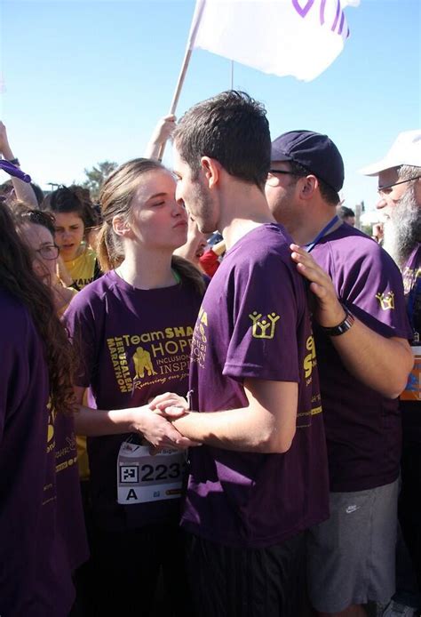 גלעד שליט והחברה בנשיקה לוהטת