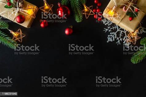 휴일 크리스마스 카드 배경 축제 장식 공 별 눈송이 선물 상자 플랫 레이에서 검은 배경에 소나무 콘 상단보기 텍스트 메리 크리스마스와 새해 복 설을위한 공간 0명에 대한